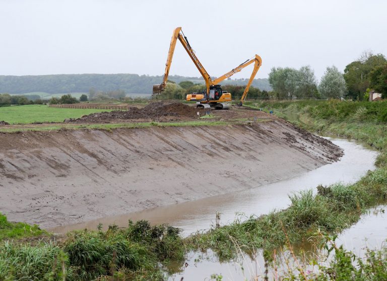 Pioneer dredging and silt monitoring - Somerset Rivers Authority